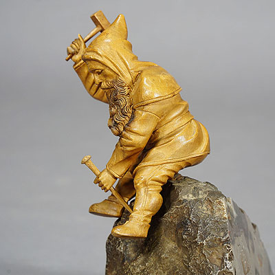 a great carving of a mining dwarf | artfour.com